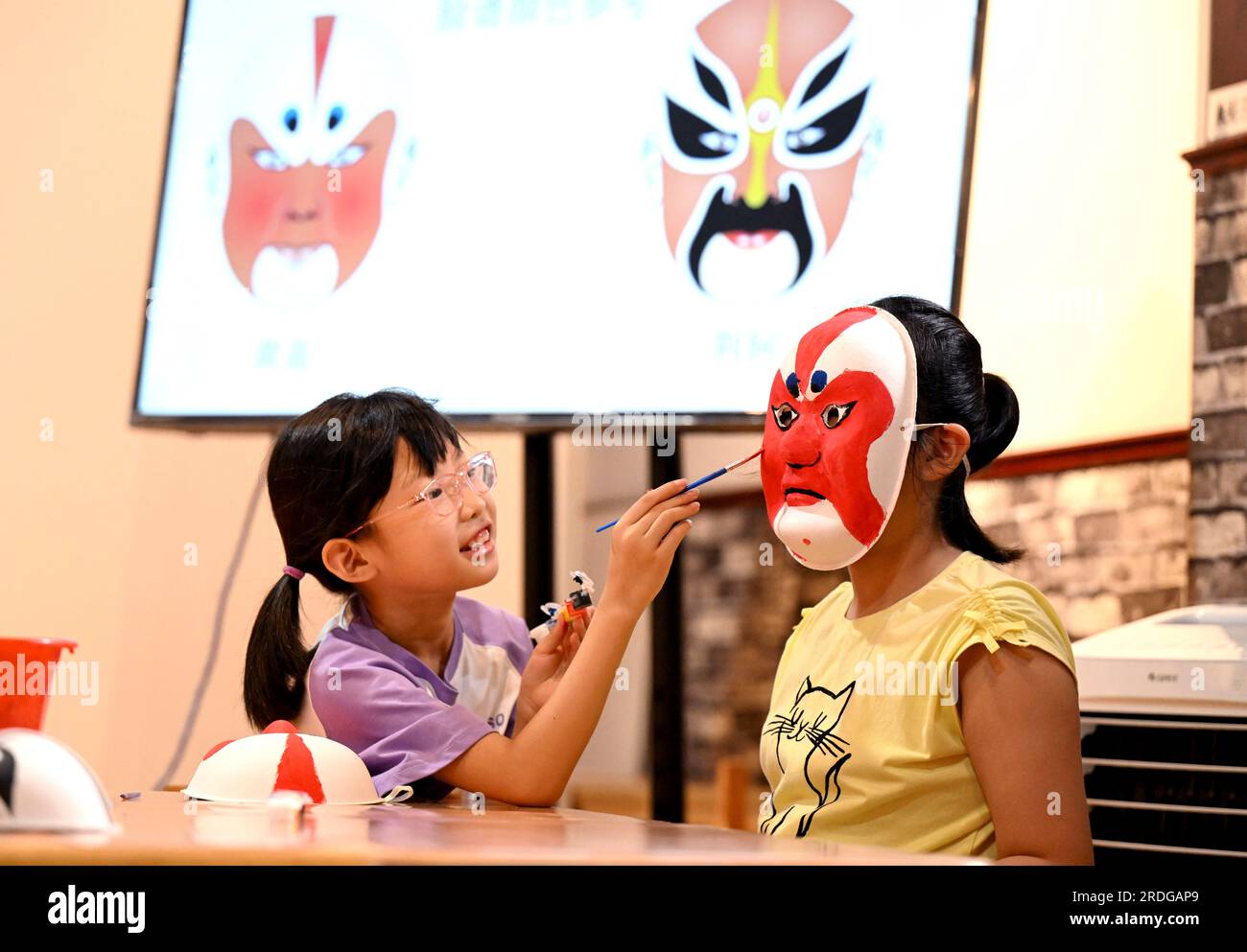 Children chinese opera hi-res stock photography and images - Alamy