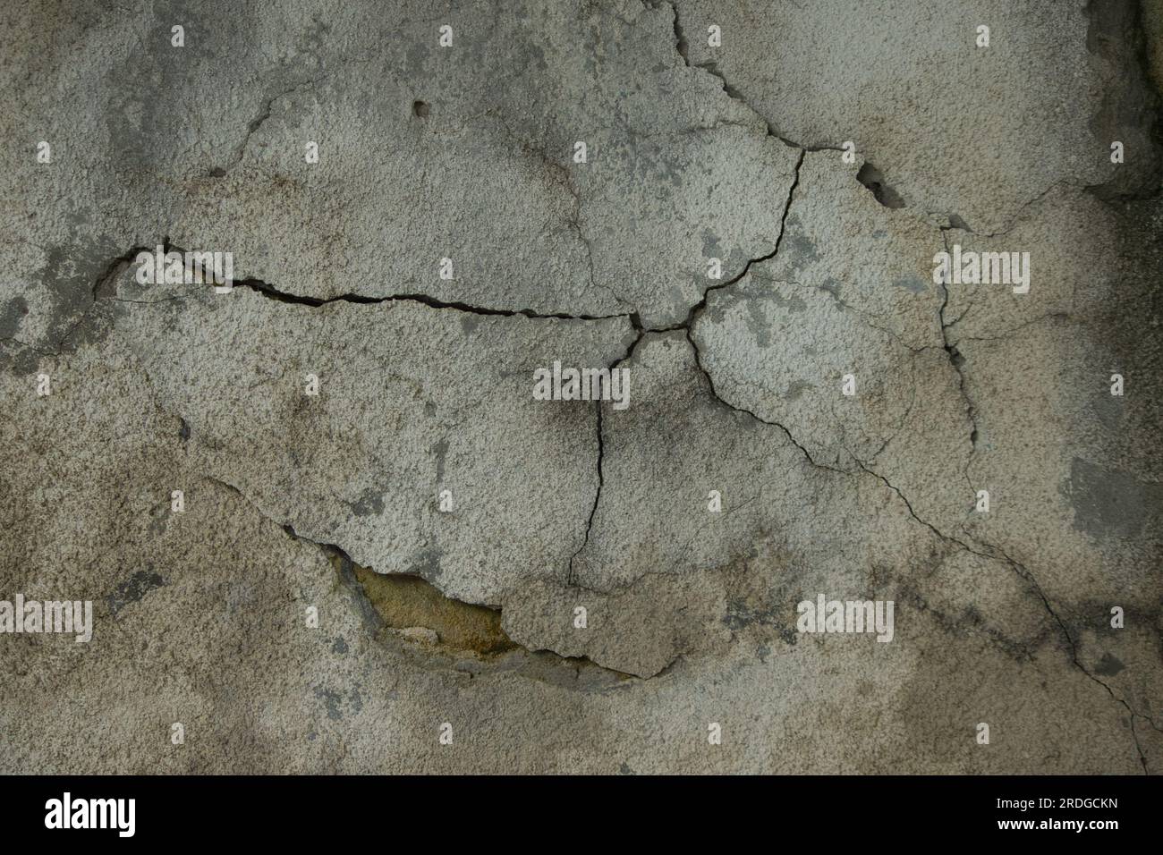 old cracked wall, gray wall with cracks Stock Photo - Alamy