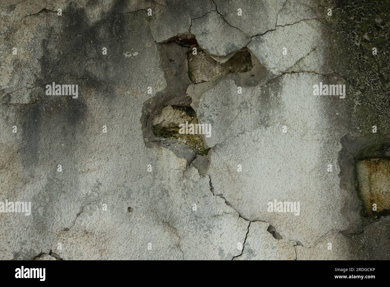 old cracked wall, gray wall with cracks Stock Photo - Alamy