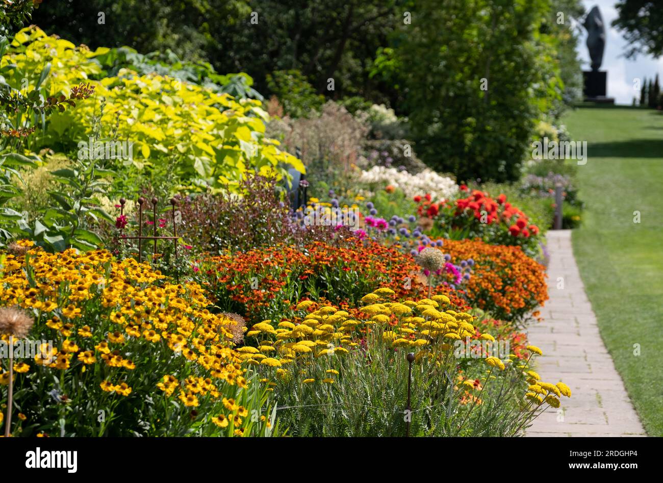 Stunning, colourful mixed flower borders at the RHS Wisley Garden ...