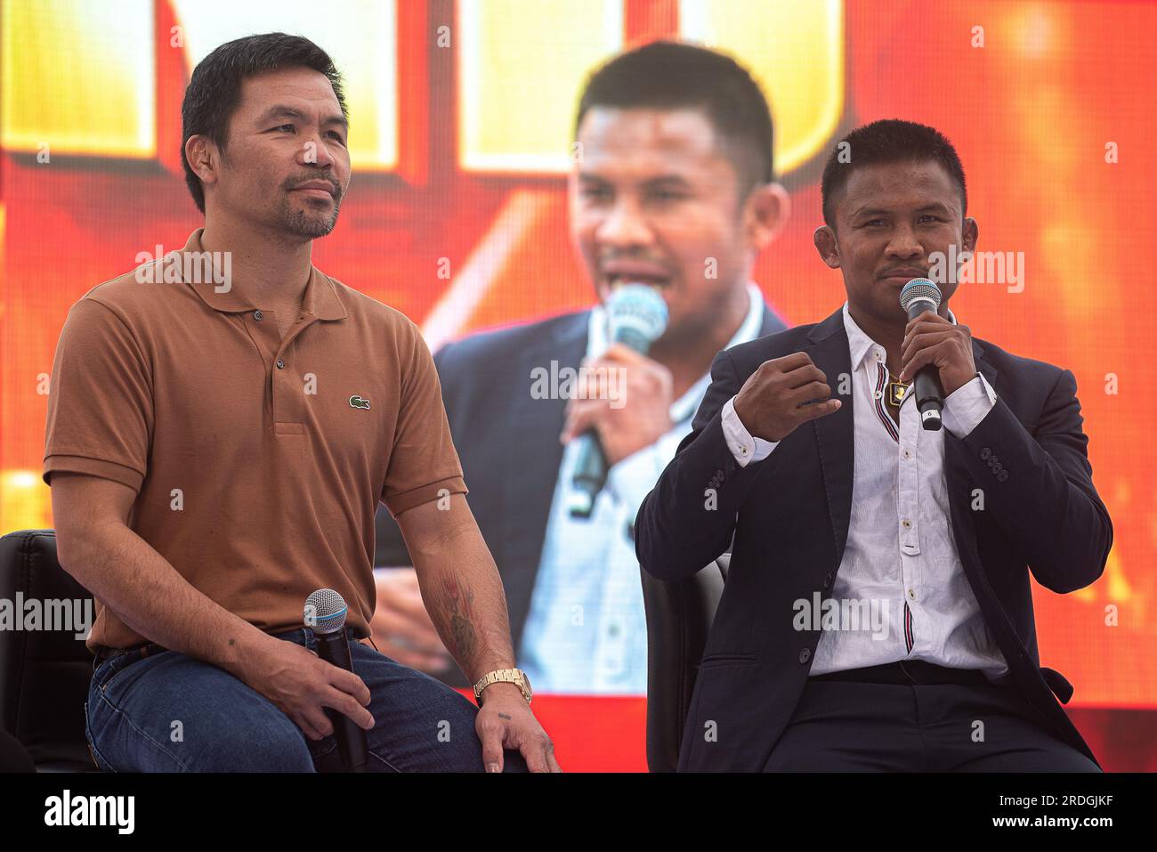 Manny Pacquiao, a Filipino boxer (L) and Buakaw Banchamek, Thai boxer ...