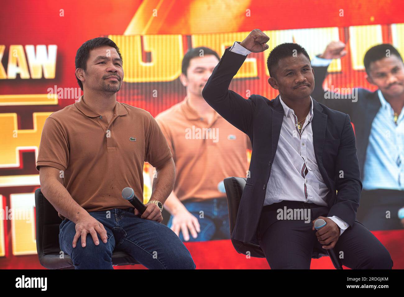 Manny Pacquiao, a Filipino boxer (L) and Buakaw Banchamek, Thai boxer ...