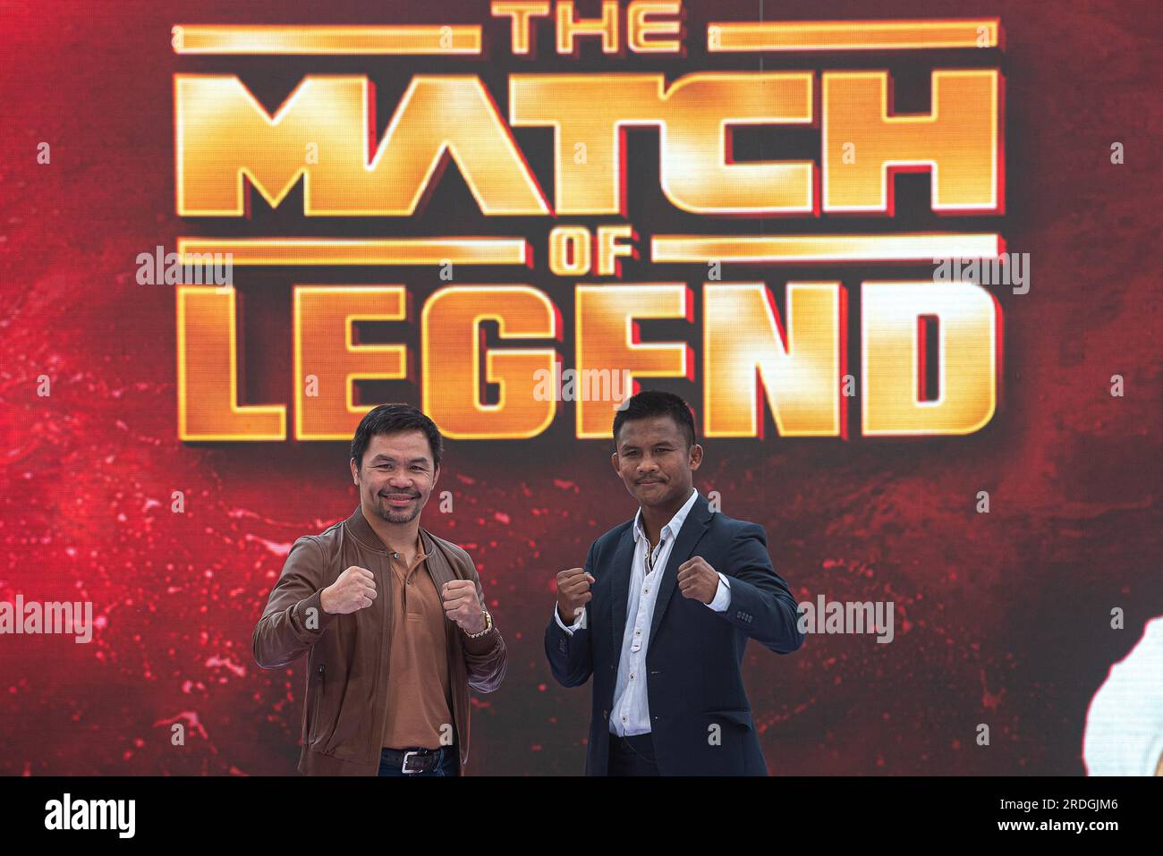 Manny Pacquiao, a Filipino boxer (L) and Buakaw Banchamek, Thai boxer ...