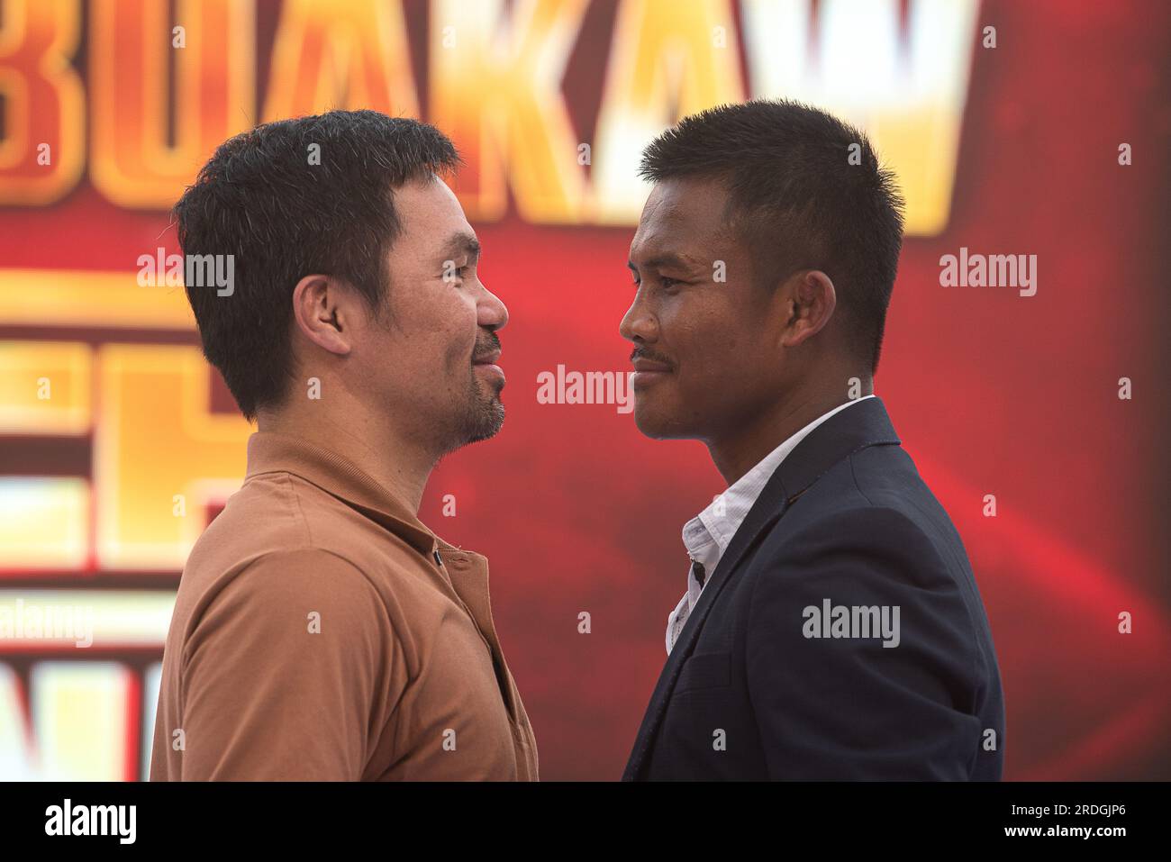 Manny Pacquiao, a Filipino boxer (L) and Buakaw Banchamek, Thai boxer ...