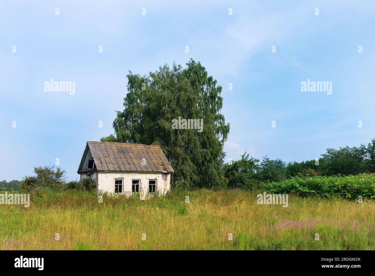 Old abandoned house in field hi-res stock photography and images - Alamy