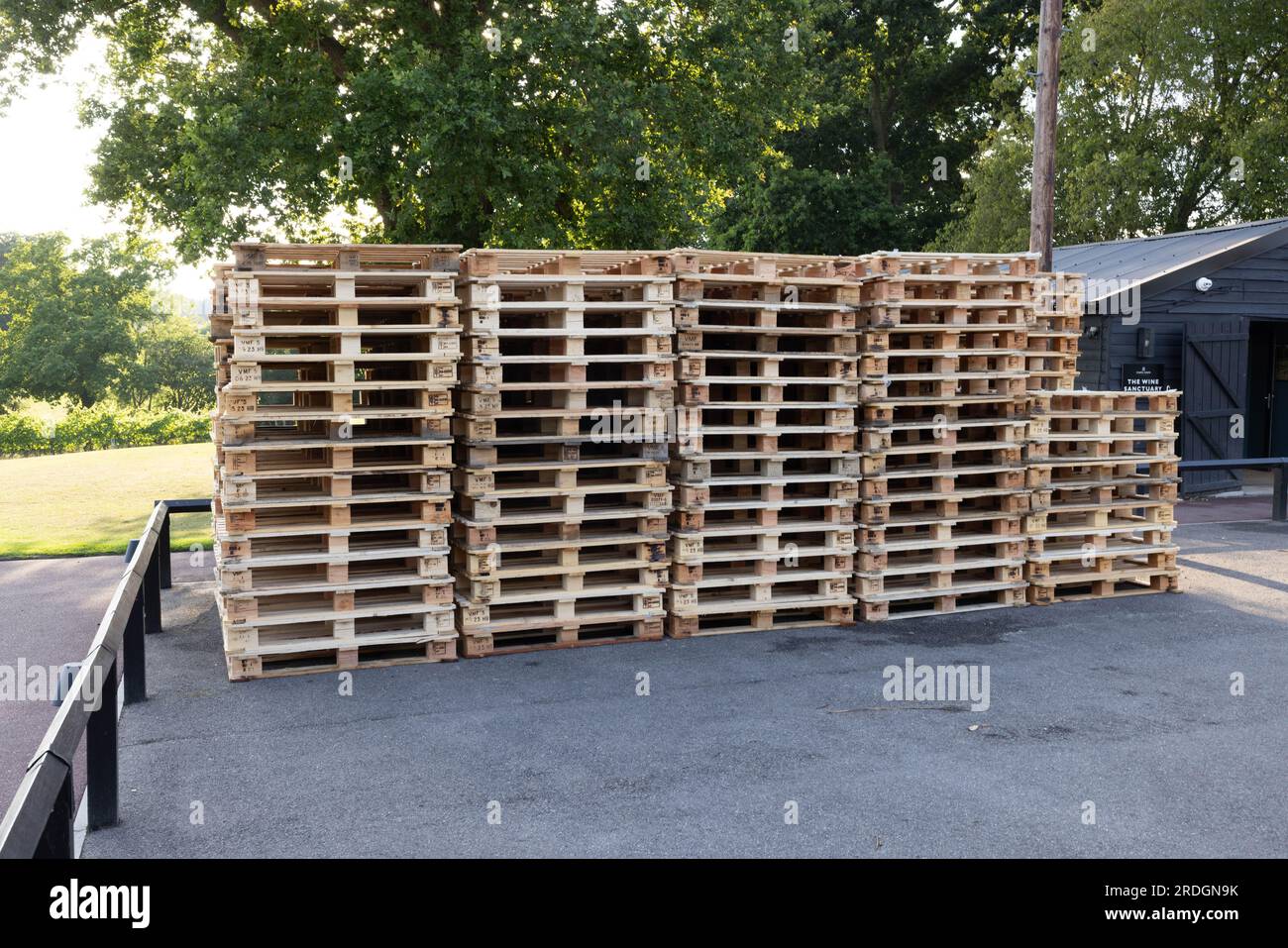 Vineyard pallets hi-res stock photography and images - Alamy