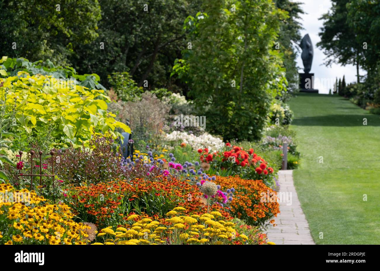 Stunning, colourful mixed flower borders at the RHS Wisley Garden ...