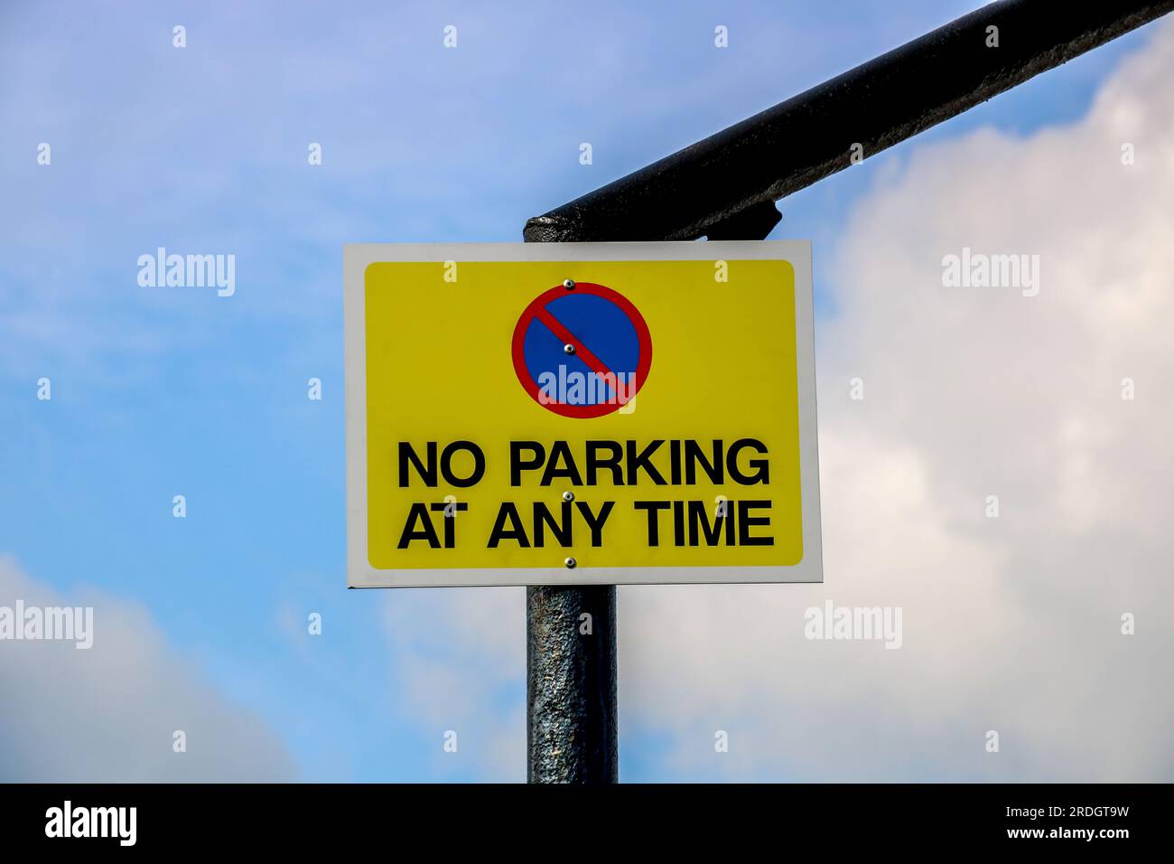 Yellow no parking sign painted hi-res stock photography and images - Alamy