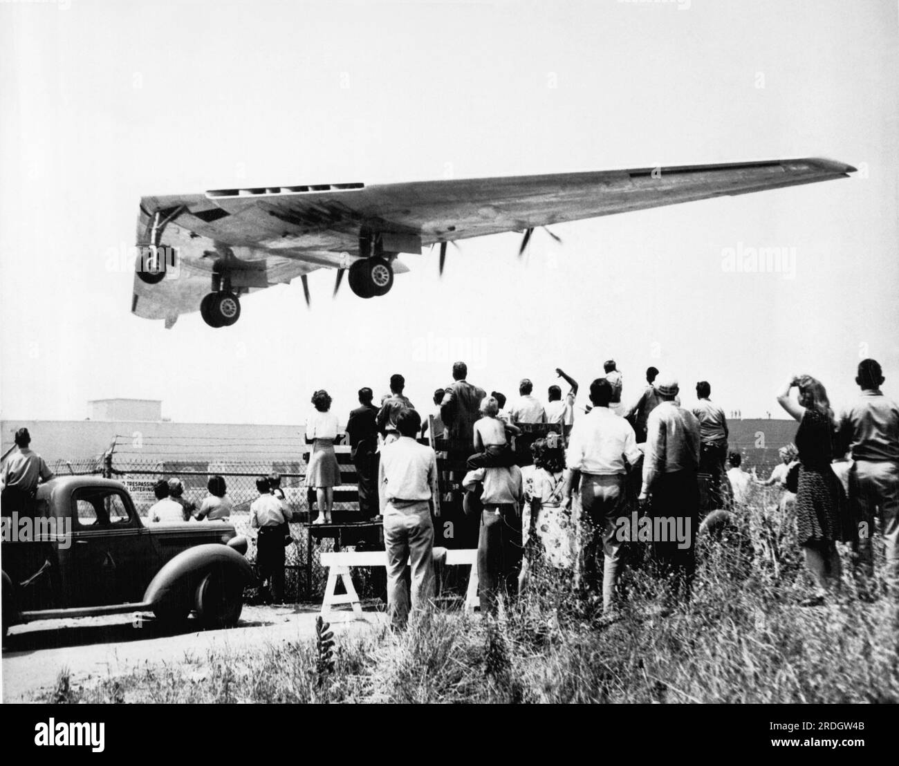 1940s bomber plane takes off hi-res stock photography and images - Alamy