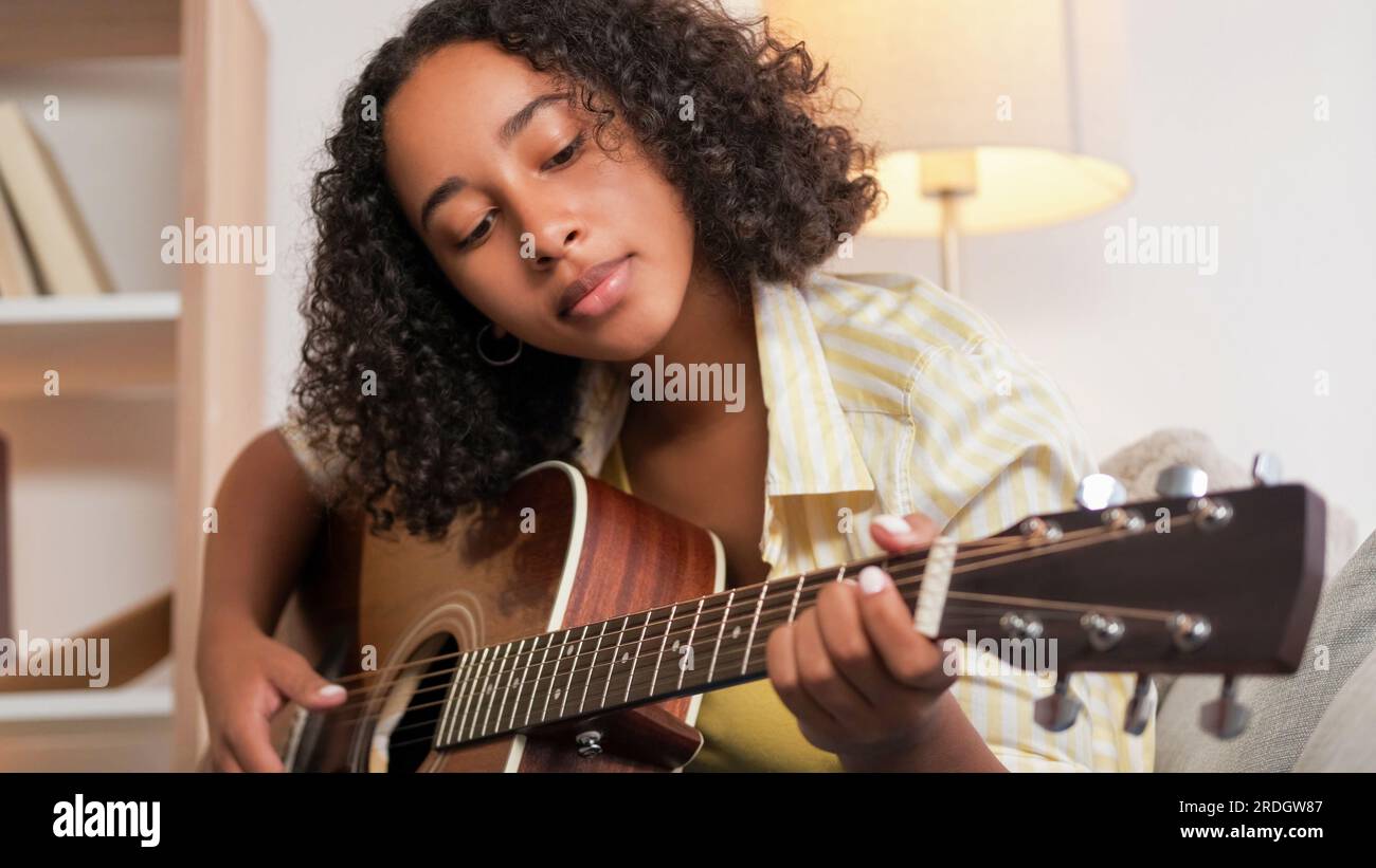 Female guitarist singing performing hi-res stock photography and images ...
