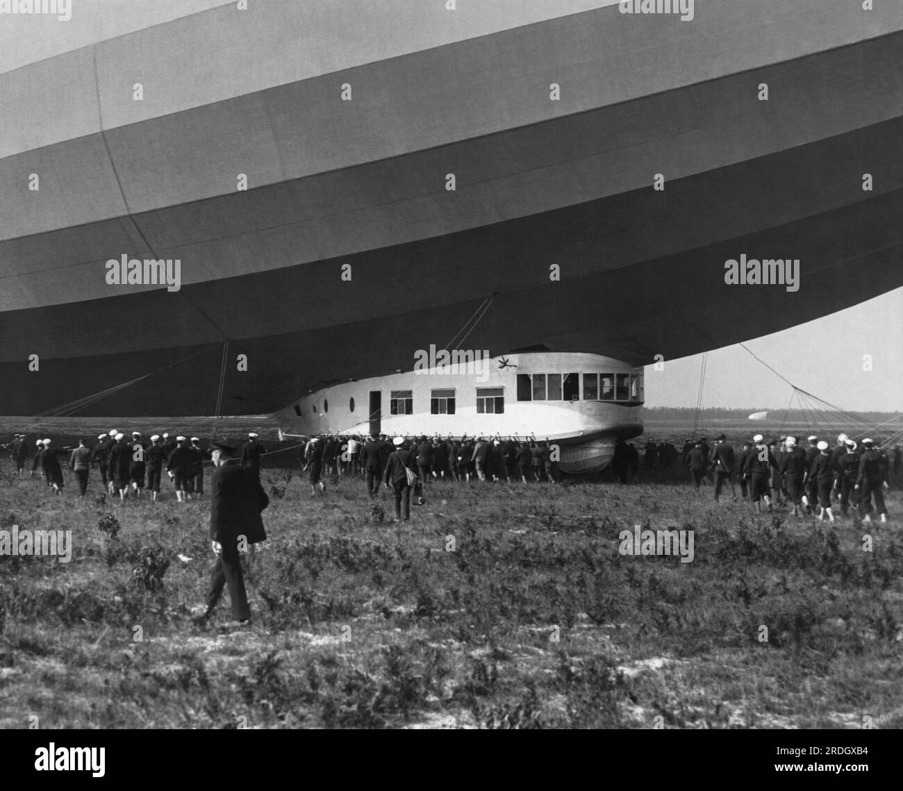 Lakehurst, New Jersey: October 15, 1924 The USS Los Angeles airship as ...