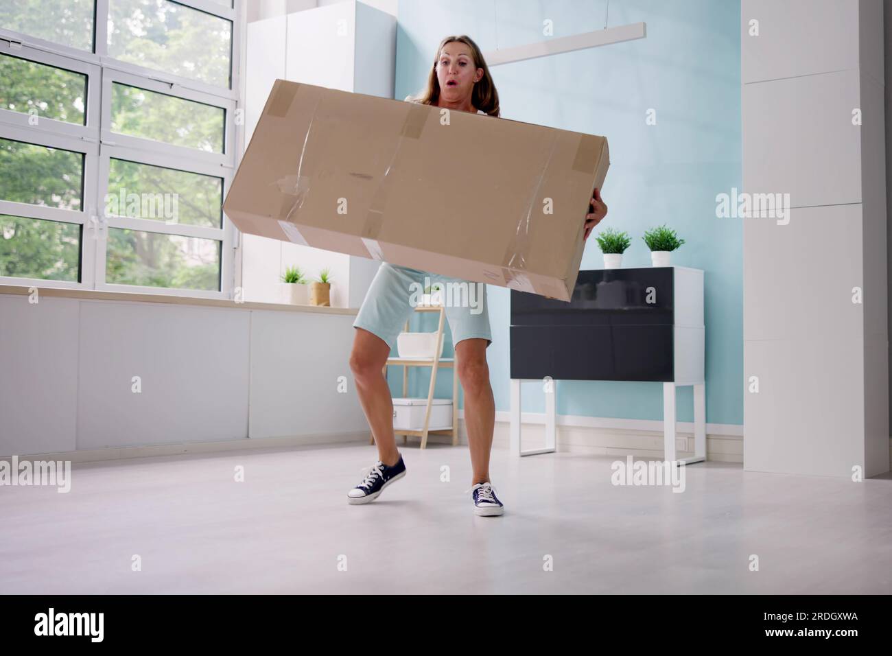 Heavy Box And Back Pain Injury. Relocation Work Stock Photo - Alamy