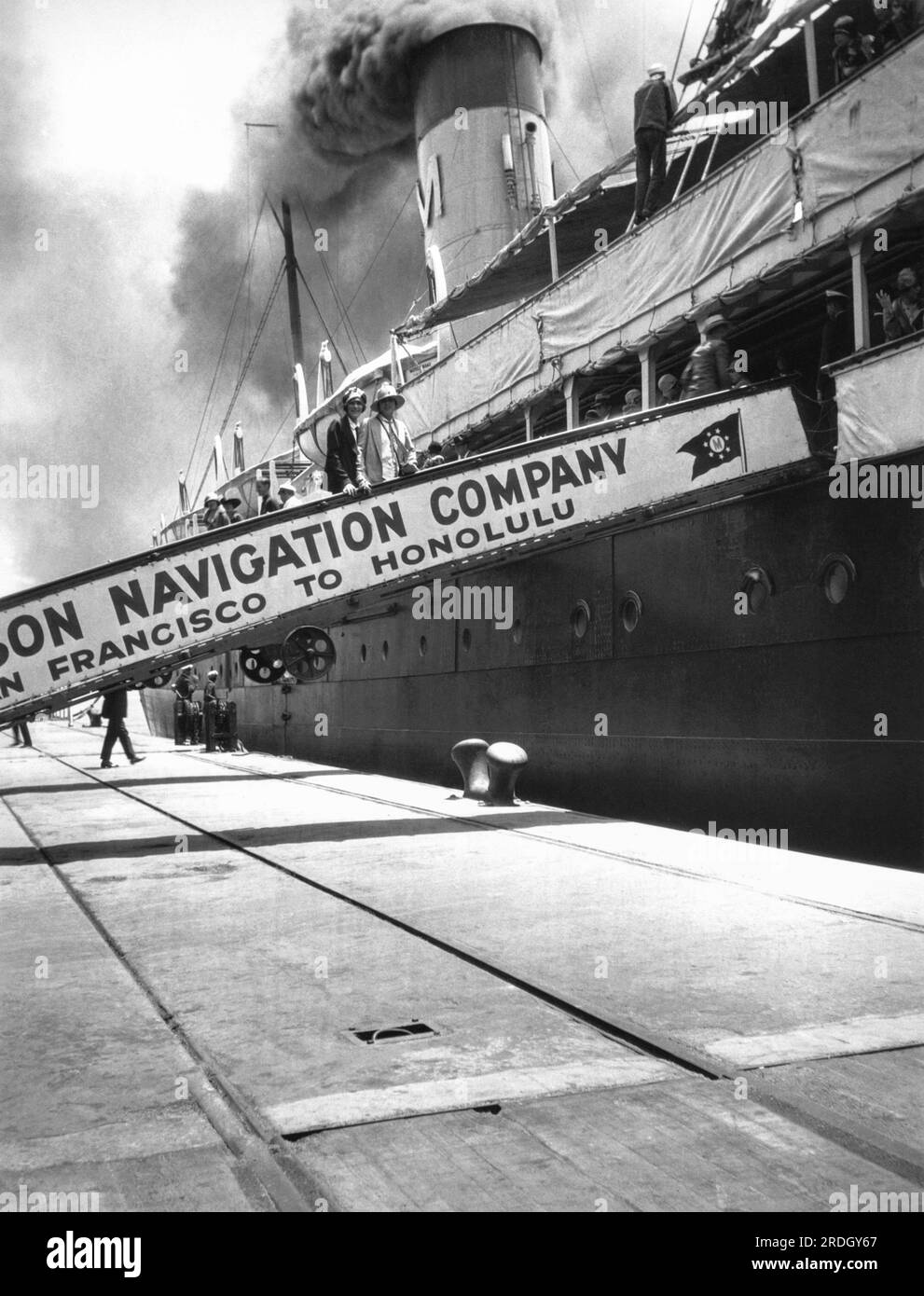 Ship passengers 1920s hi-res stock photography and images - Alamy