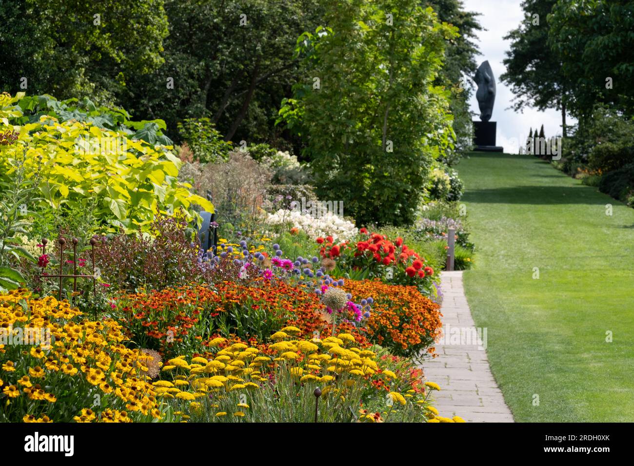 Mid summer garden border uk hi-res stock photography and images - Alamy