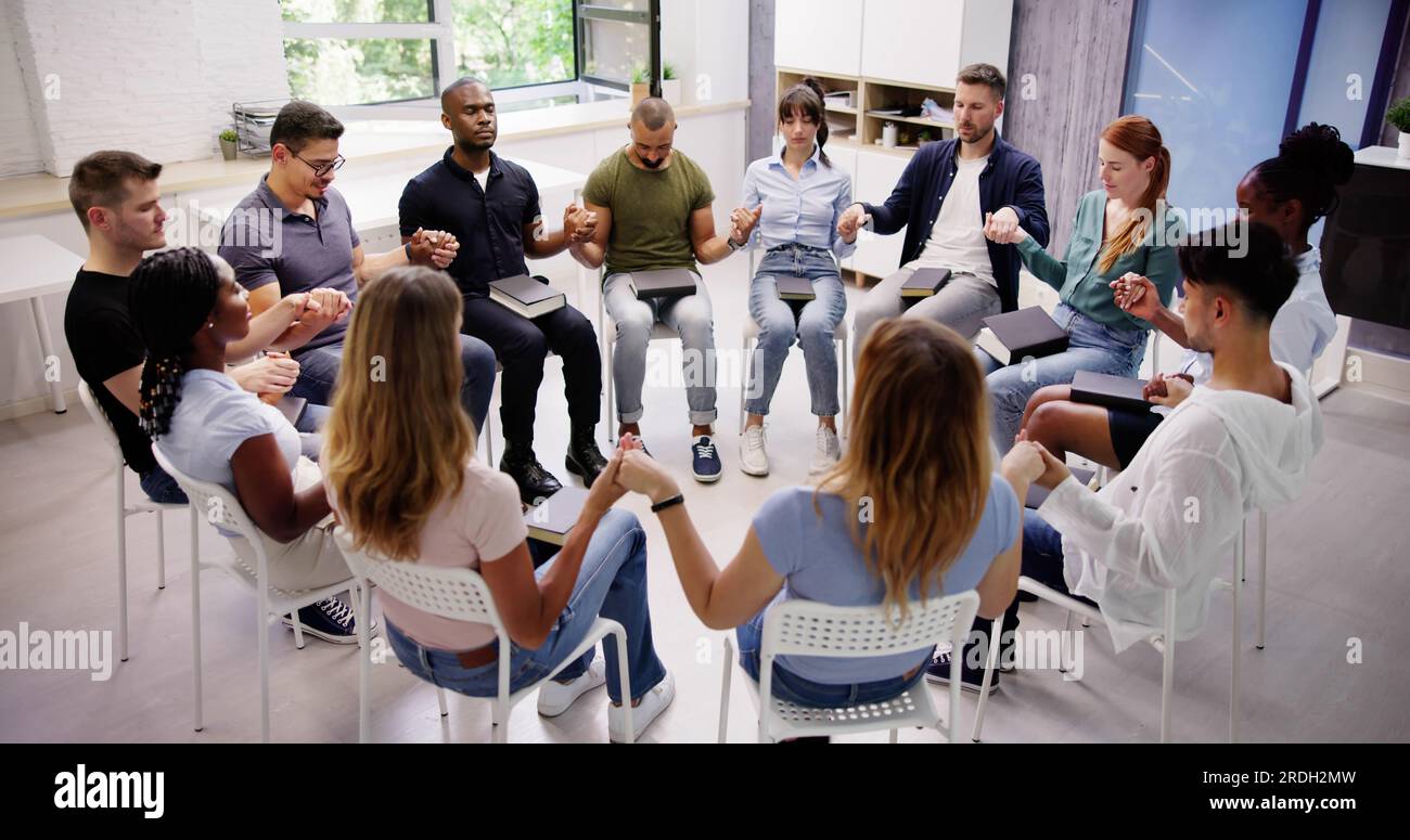 Group of people sitting together hi-res stock photography and images ...