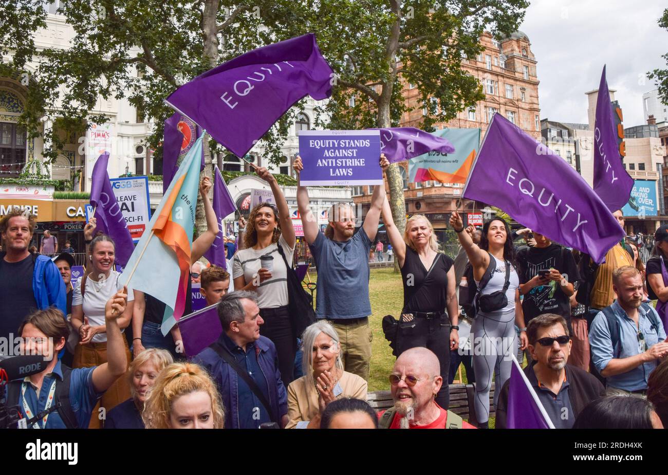 Screen actors strike hi-res stock photography and images - Alamy