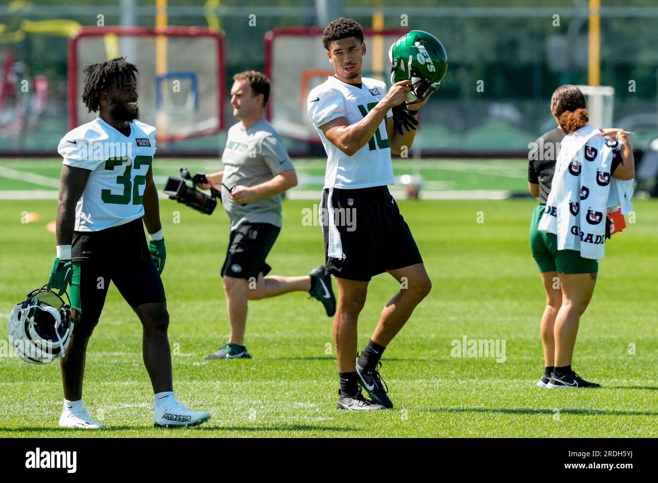 New York Jets wide receiver Allen Lazard speaks with his teammates ...