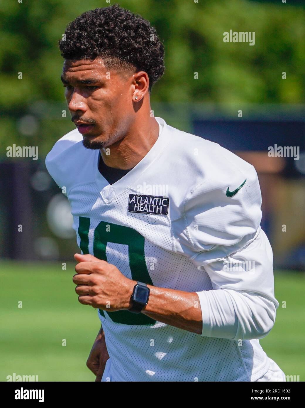 New York Jets wide receiver Allen Lazard (10) warms up during practice ...