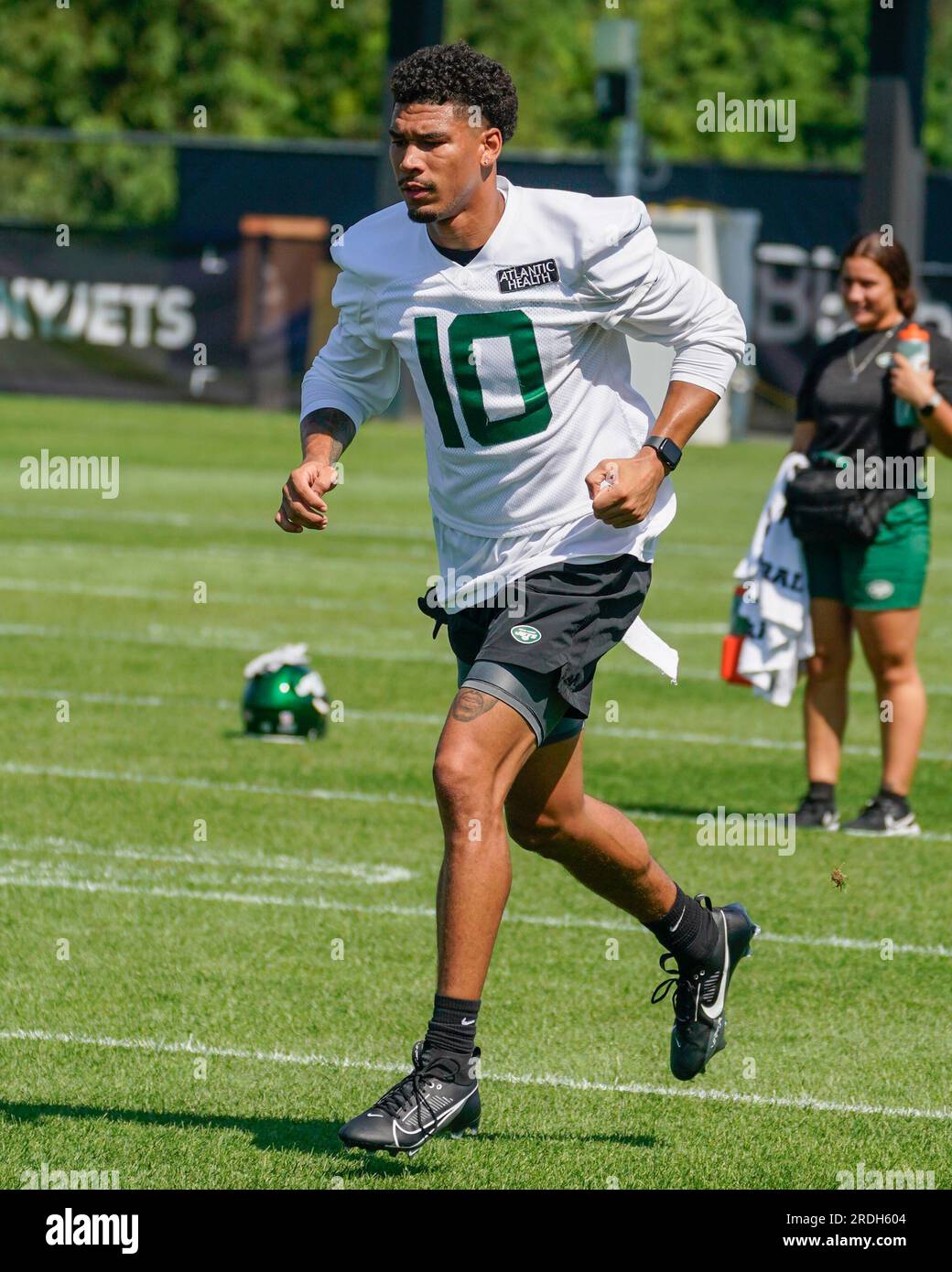 New York Jets wide receiver Allen Lazard (10) warms up during practice ...