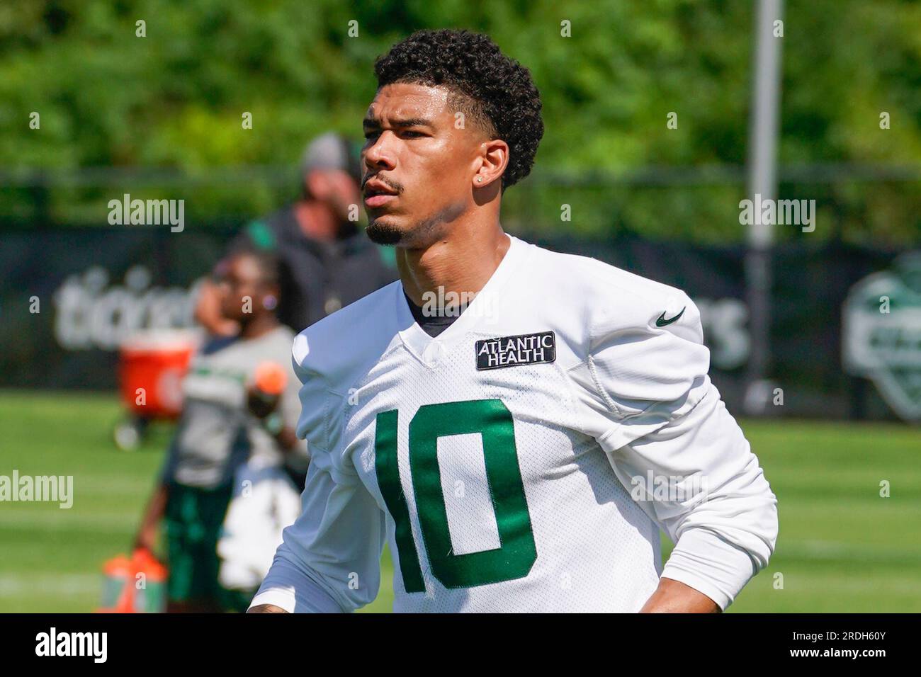 New York Jets wide receiver Allen Lazard (10) warms up during practice ...