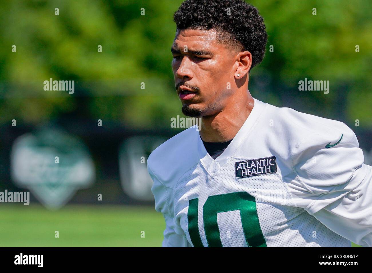 New York Jets wide receiver Allen Lazard (10) warms up during practice ...
