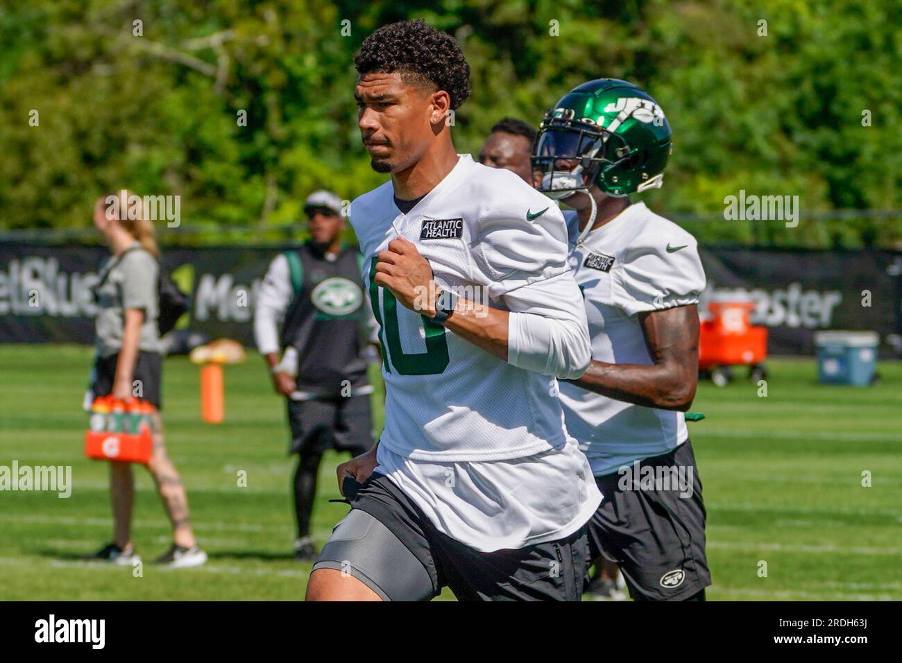 New York Jets wide receiver Allen Lazard (10) warms up during practice ...