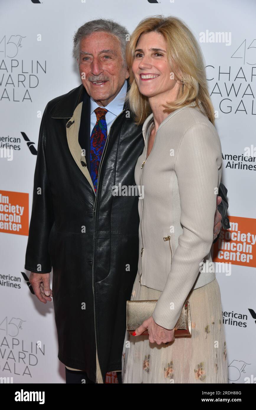 Recording artist Tony Bennett (L) and Susan Crow attend the 45th ...