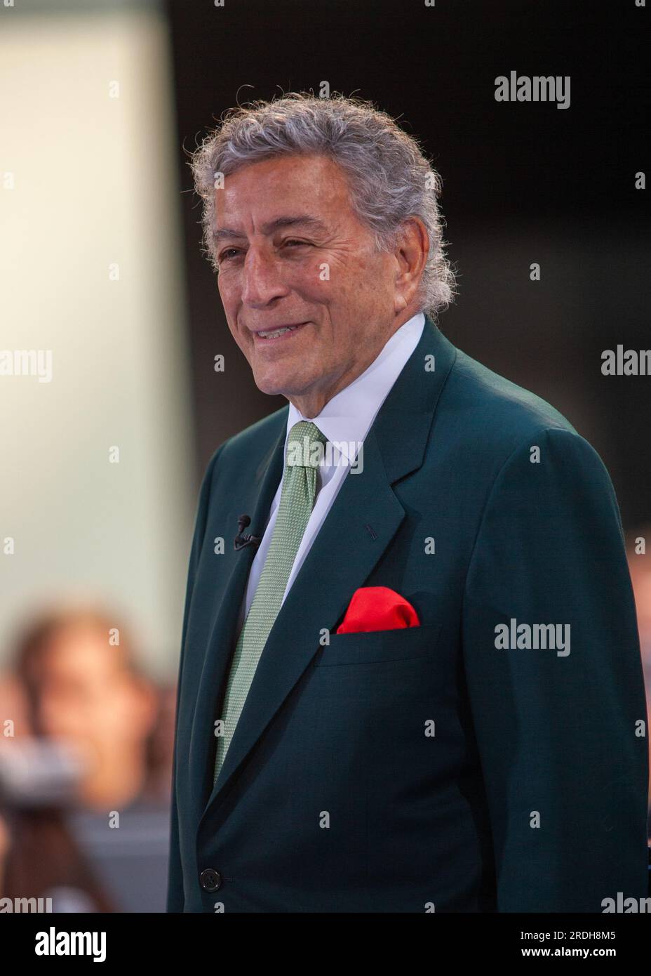 Singer Tony Bennett performs during Katie Couric's last appearance on ...
