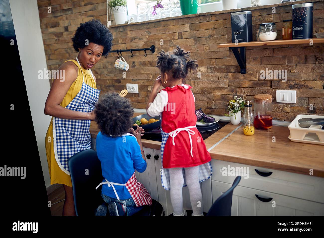 Famil dinner hi-res stock photography and images - Alamy