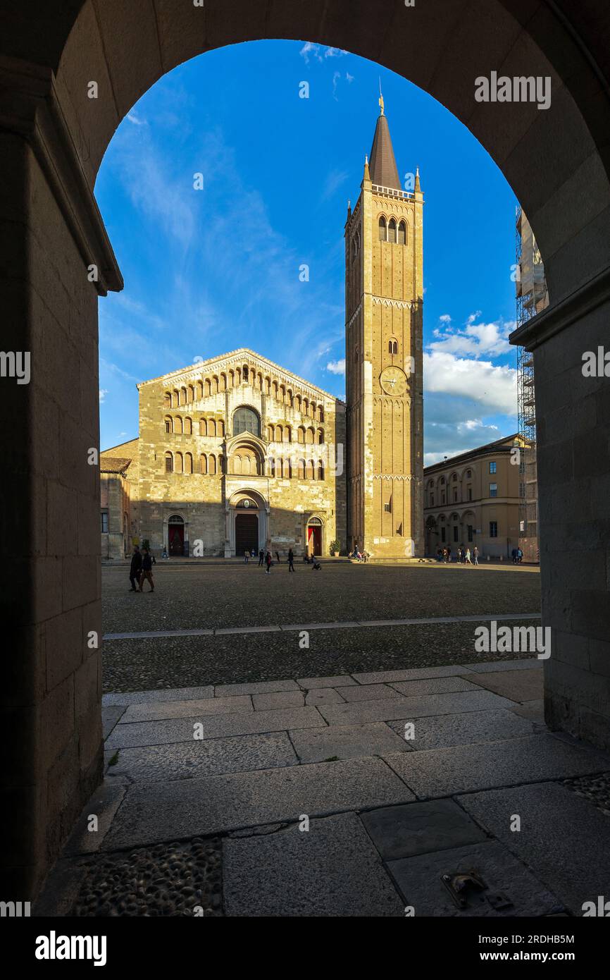 Facciata anteriore della Cattedrale di Santa Maria Assunta a Parma ...