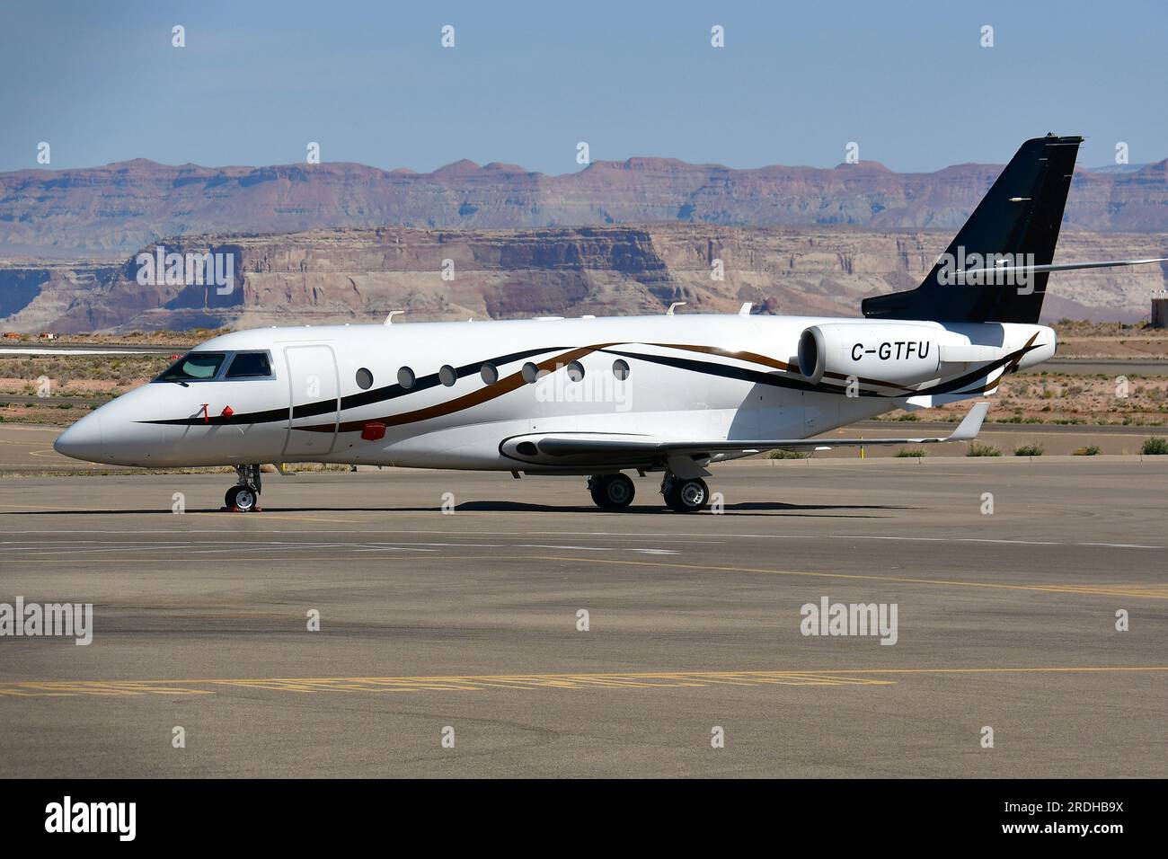 Gulfstream g200 hi-res stock photography and images - Alamy