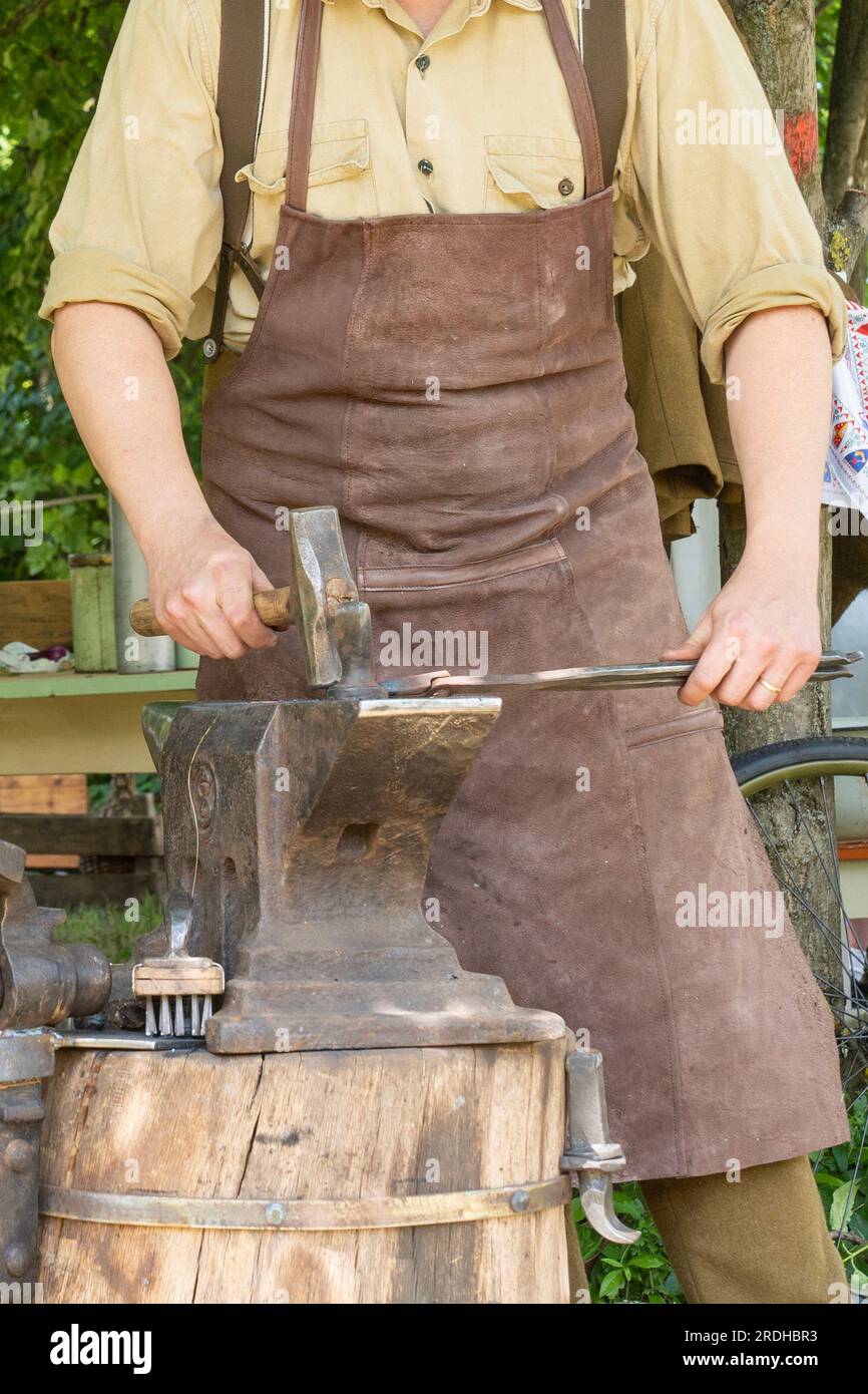 Blacksmith and anvil hi-res stock photography and images - Alamy