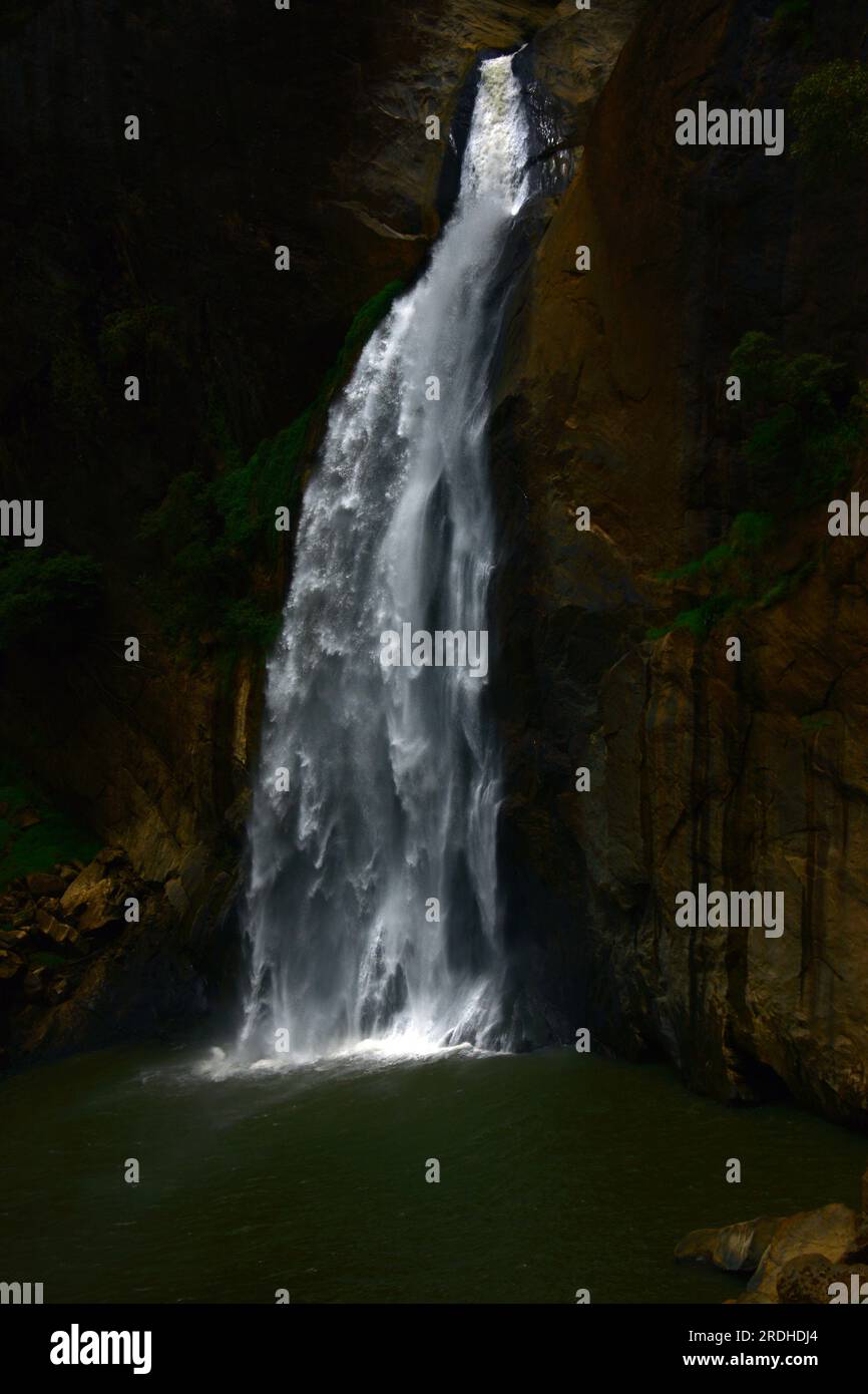 Water fall in low light in Sri Lanka Stock Photo - Alamy