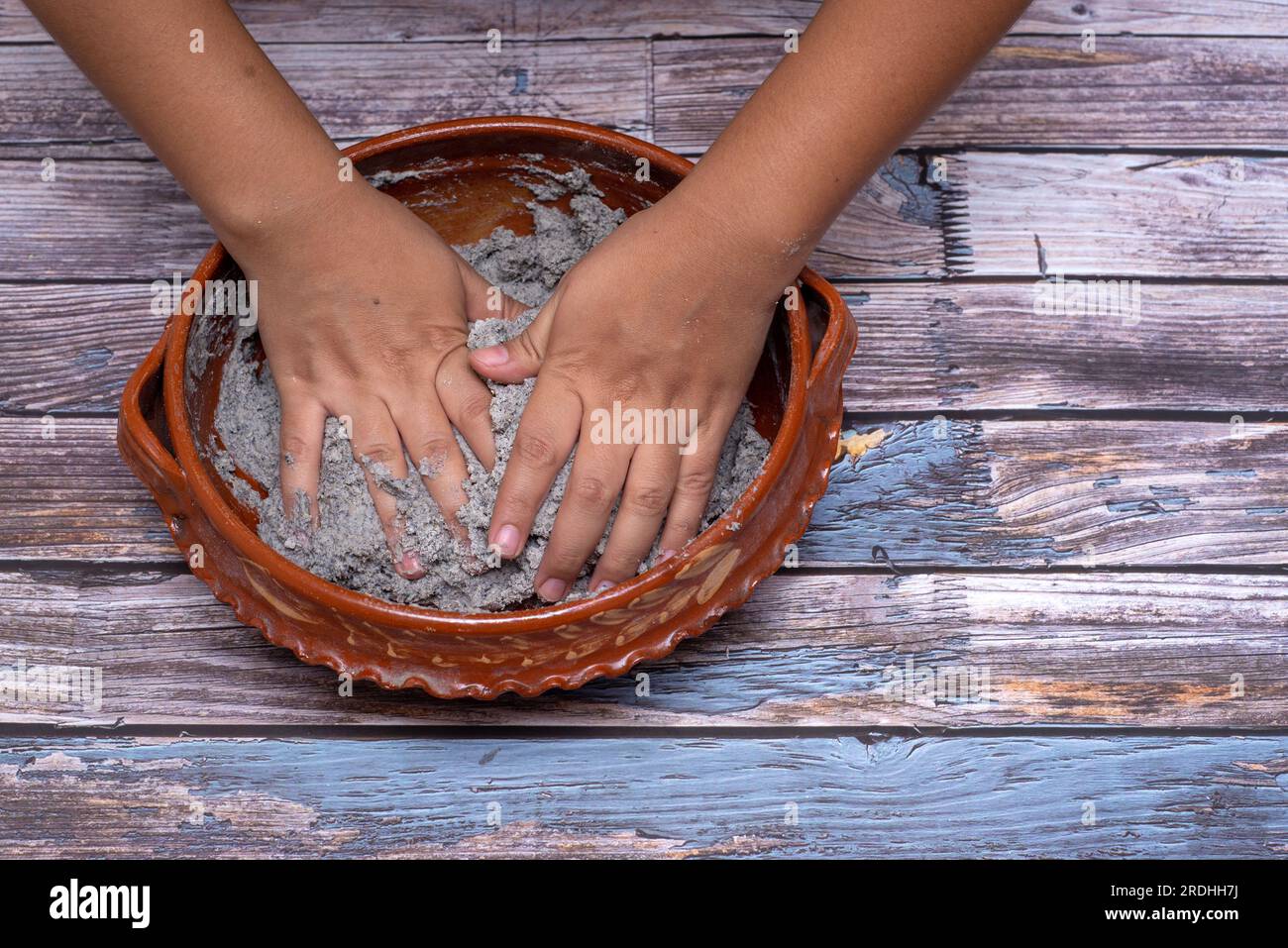 Flour tortilla hands dough woman hi-res stock photography and images ...