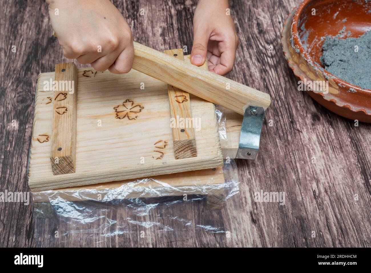 Mexican woman cooking corn tortilla hi-res stock photography and images ...