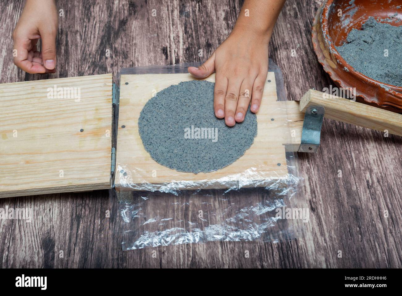 Mexican woman cooking corn tortilla hi-res stock photography and images ...
