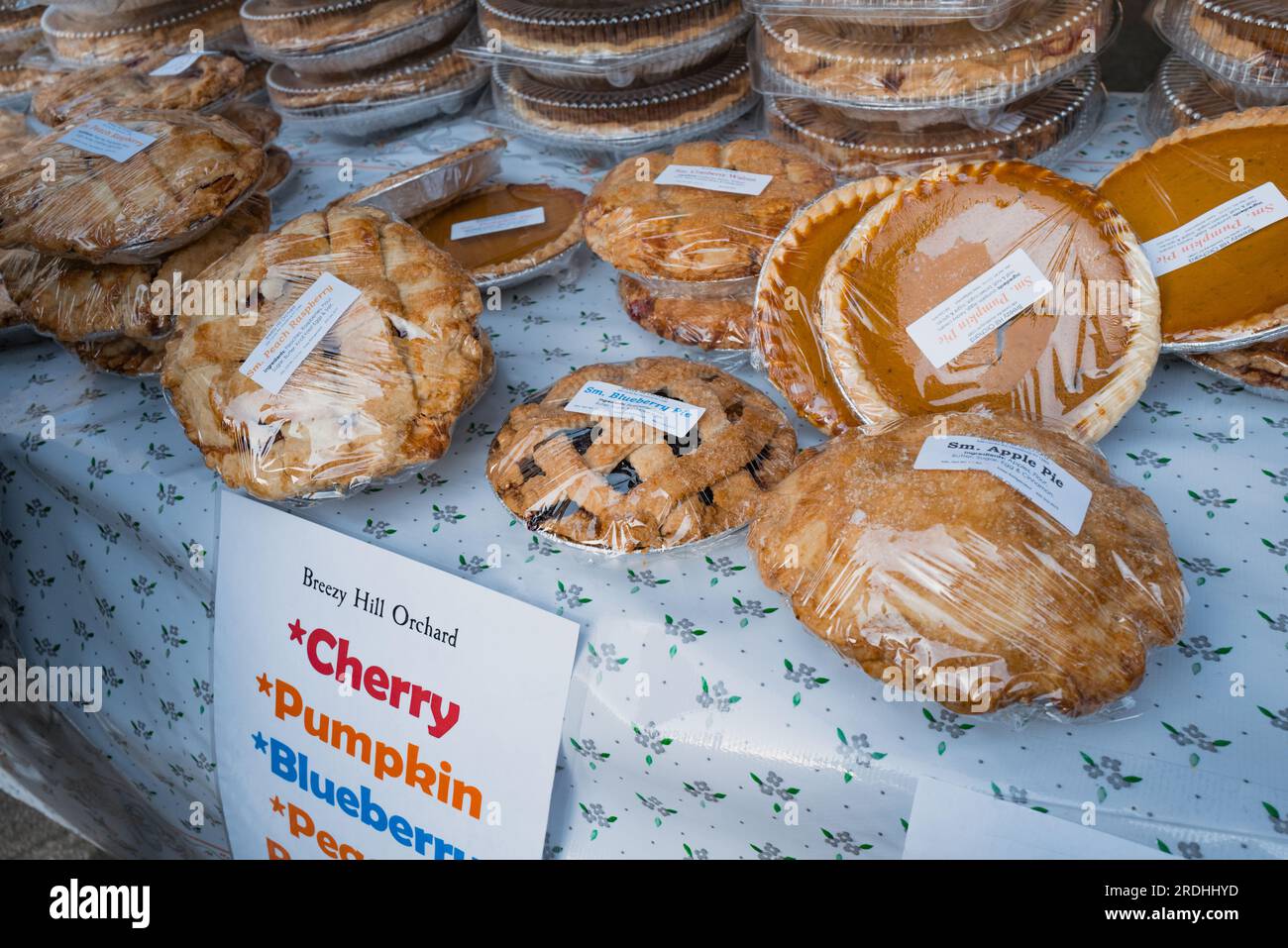 November 23, 2022 - New York, USA: Thanksgiving pies on sale at Breezy ...