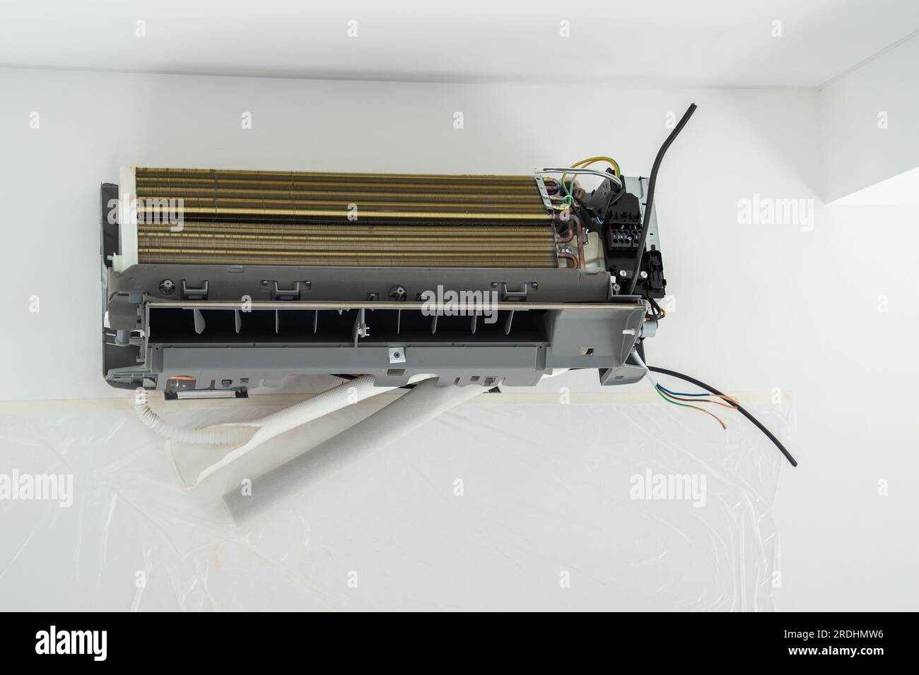 Installation air conditioning system in room with white wall in ...