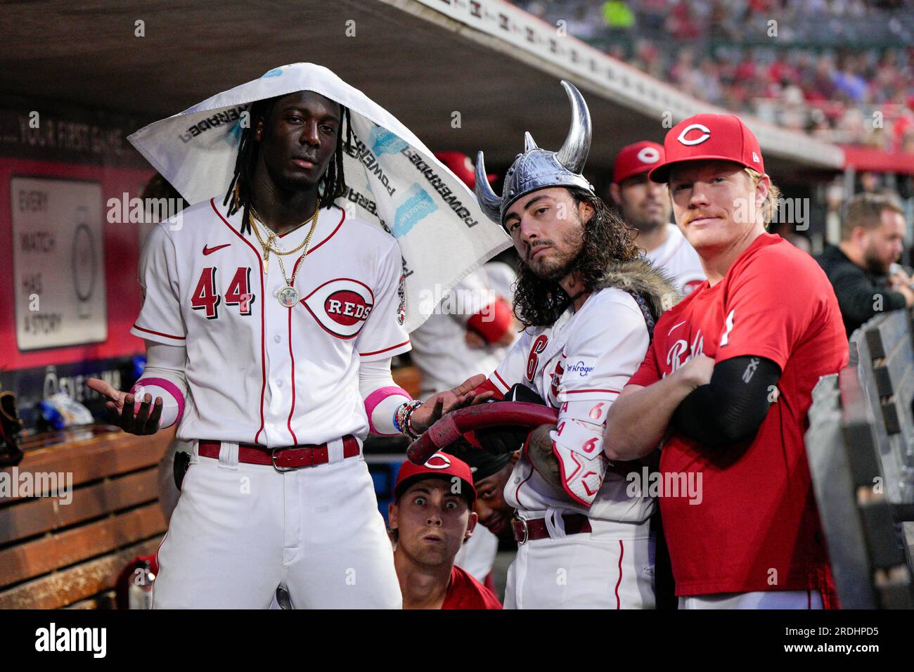 Cincinnati Reds' Jonathan India, center, poses for a photo with Elly De ...