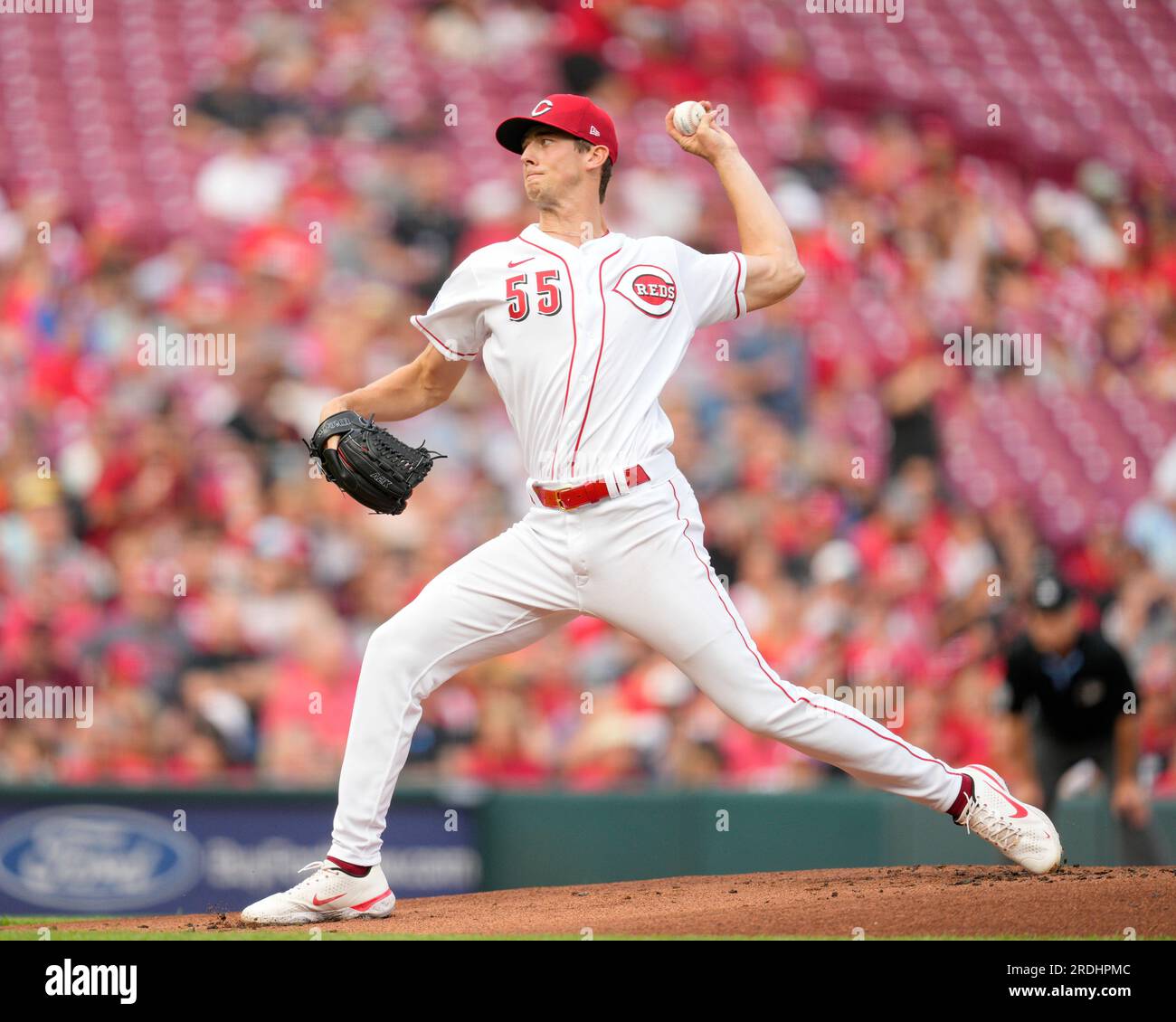 Cincinnati Reds starting pitcher Brandon Williamson (55) throws during ...