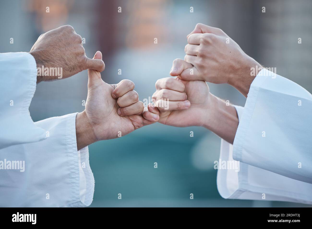 Thumb war hi-res stock photography and images - Alamy