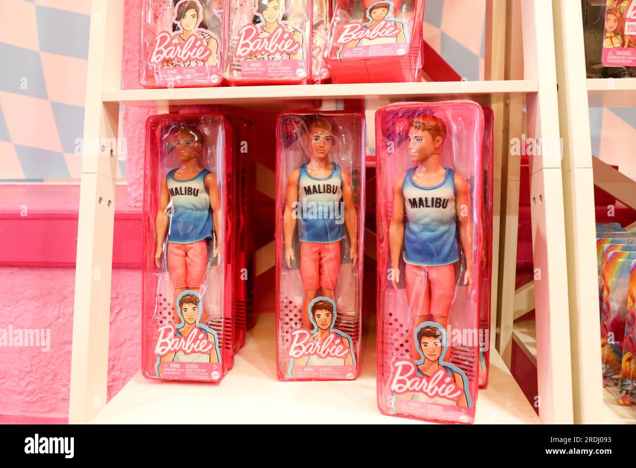 Barbie mania has come to Chicago with the newly opened Malibu Barbie ...