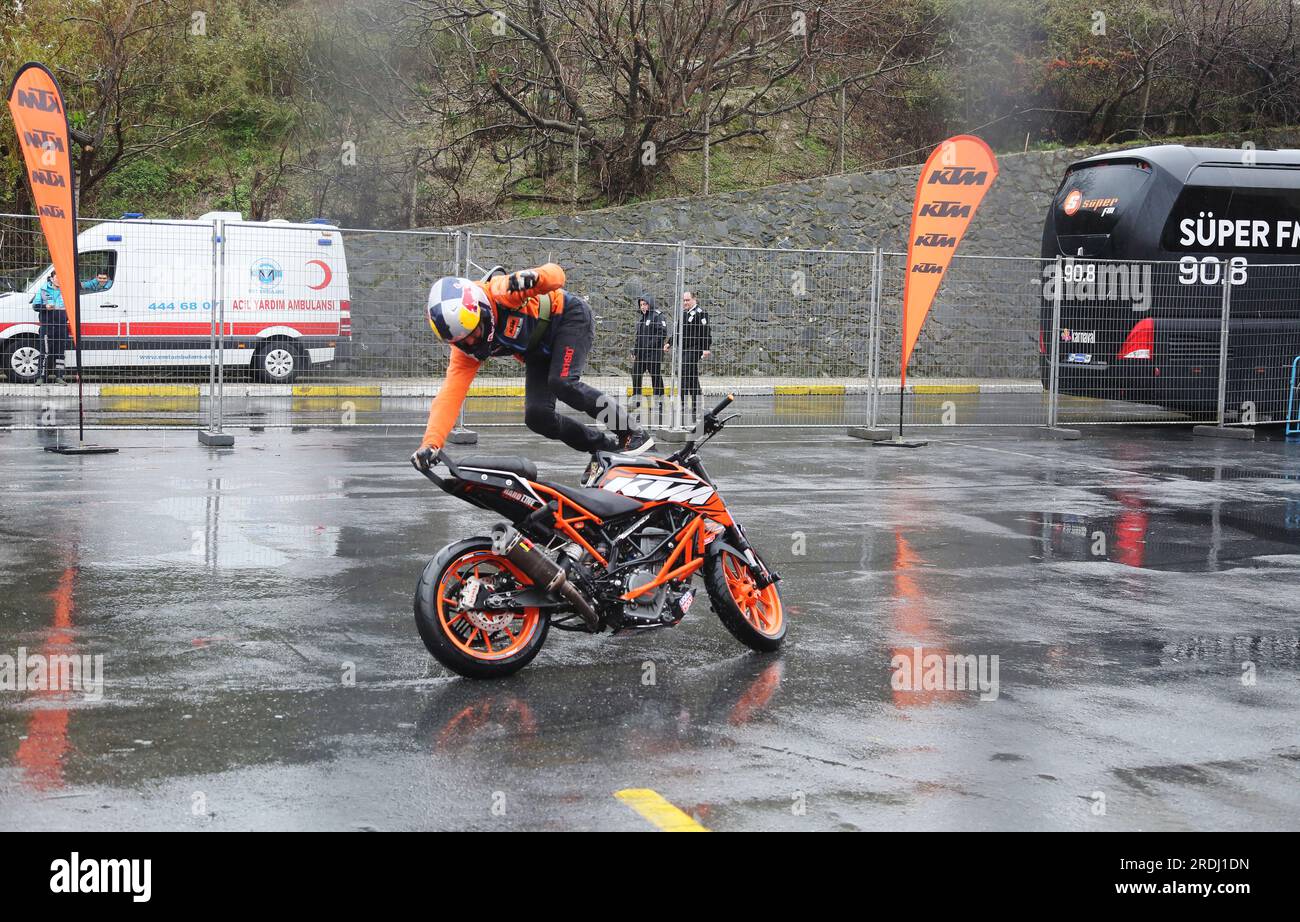 Acrobat on bicycle hi-res stock photography and images - Alamy