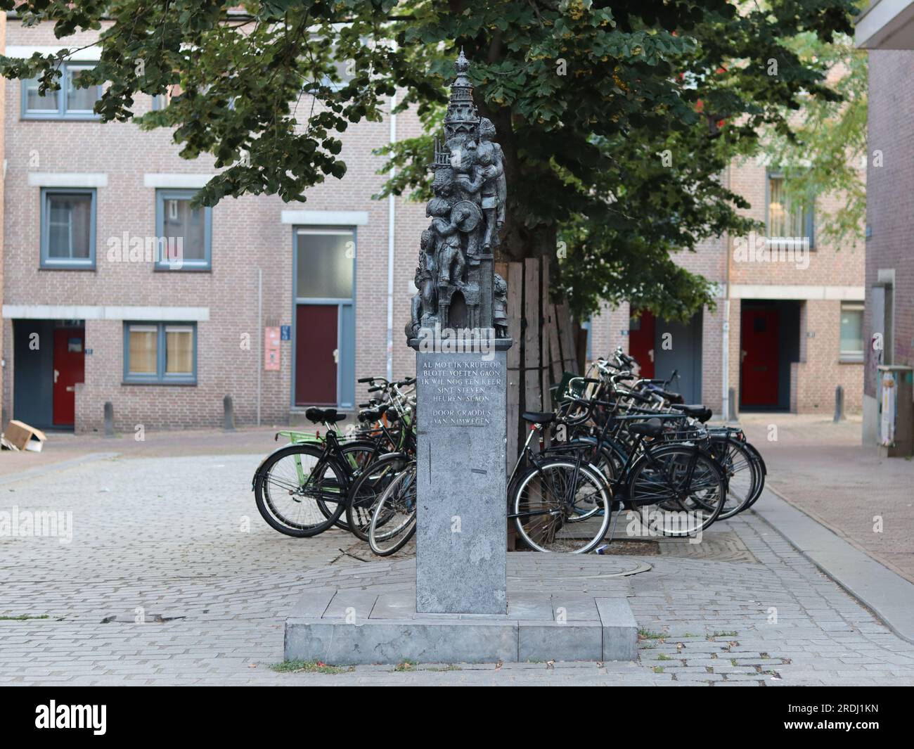 Standbeeld al mot ik krupen sculpture hi-res stock photography and ...