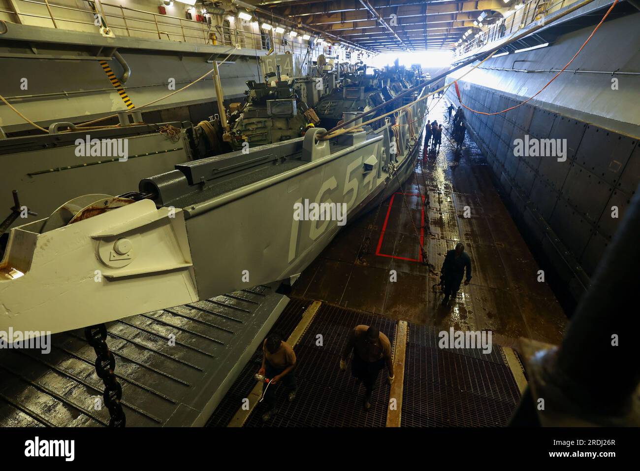 ATLANTIC OCEAN – Wasp-class amphibious assault ship USS Bataan (LHD 5 ...