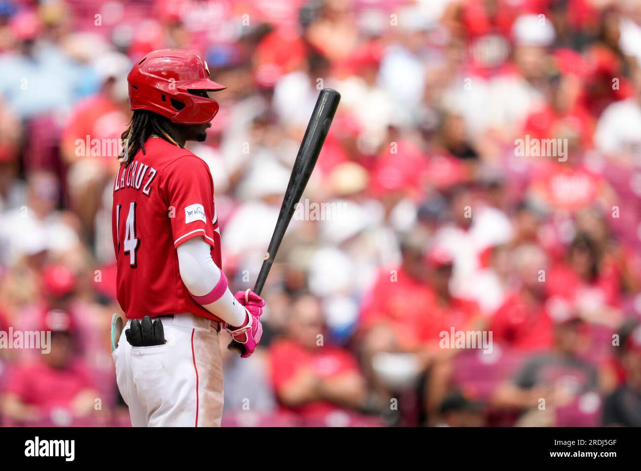 Cincinnati Reds' Elly De La Cruz (44) bats during a baseball game ...