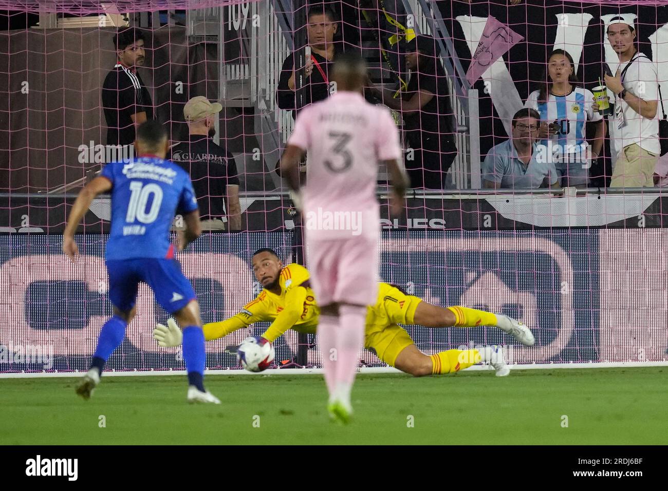 Inter Miami goalkeeper Drake Callender (1) catches a shot by Cruz Azul ...