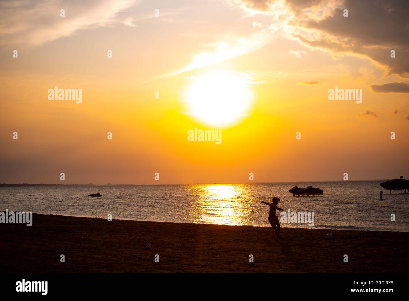 Picture of the sun setting at a beach Stock Photo - Alamy