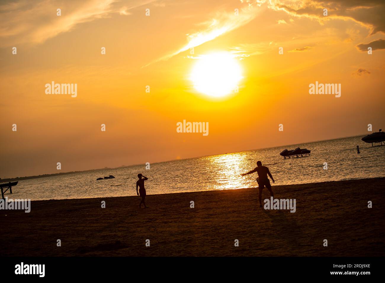 Picture of the sun setting at a beach Stock Photo - Alamy