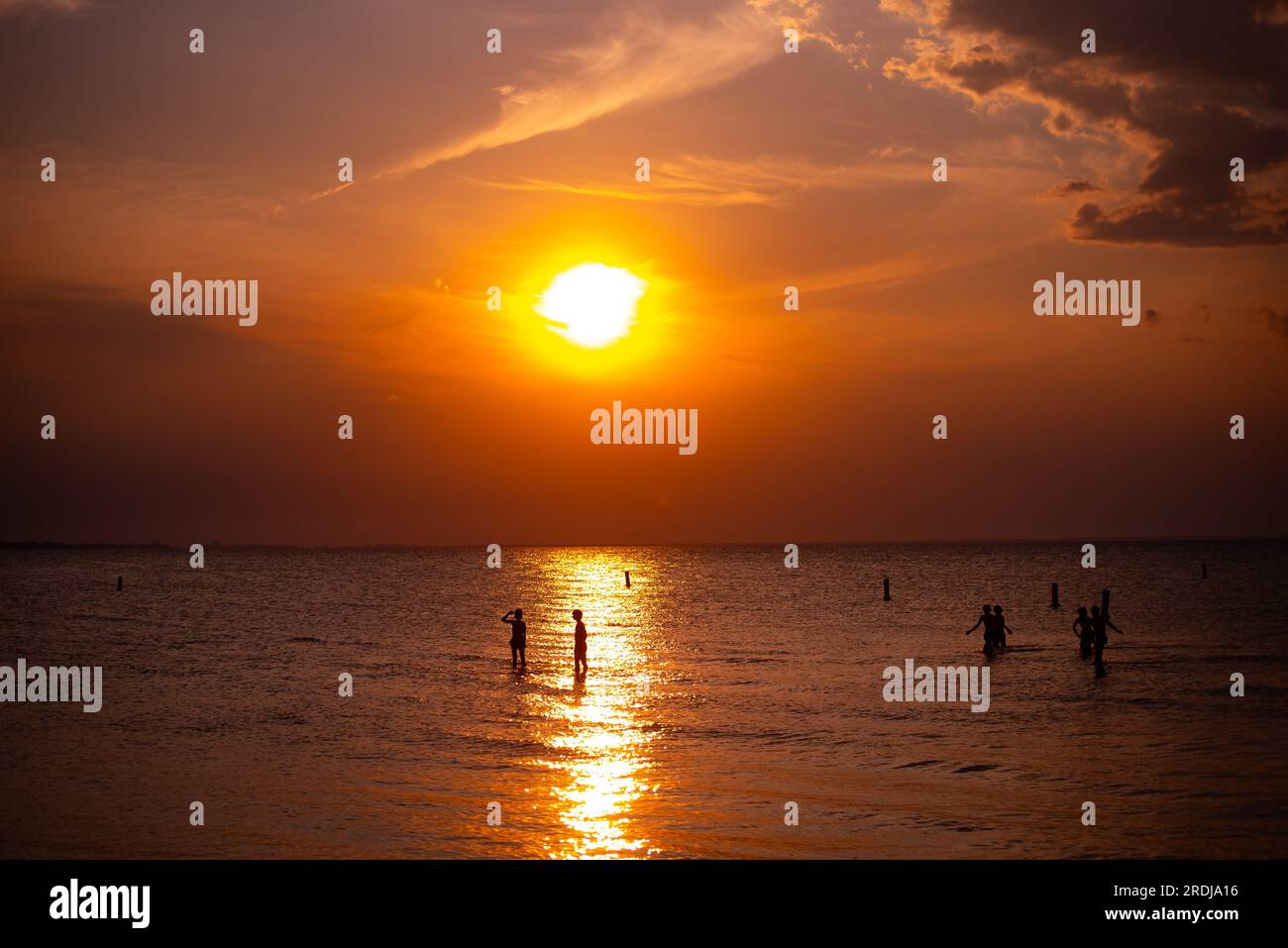 Picture of the sun setting at a beach Stock Photo - Alamy